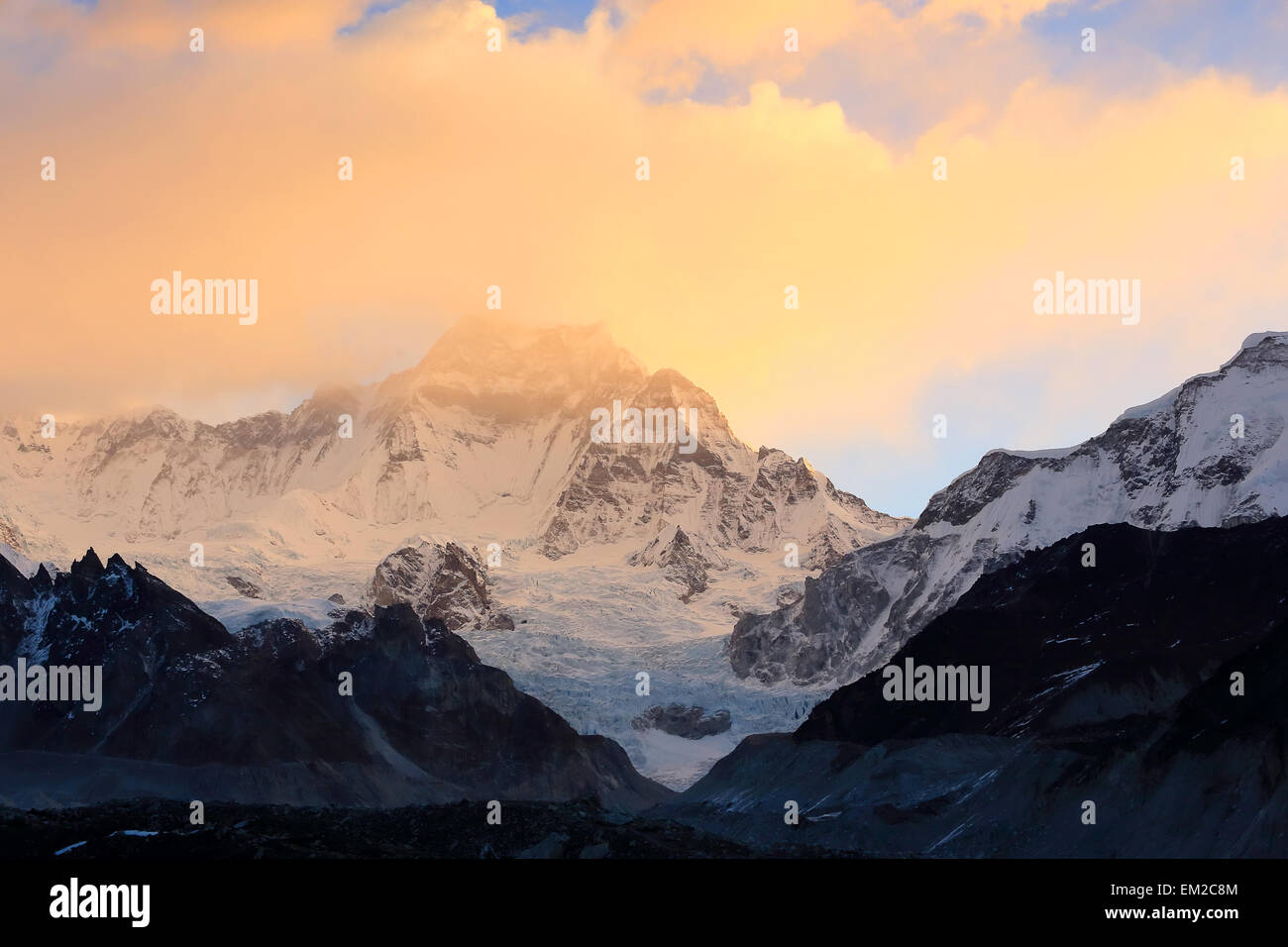 Nepal sunrise mountains hi-res stock photography and images - Alamy