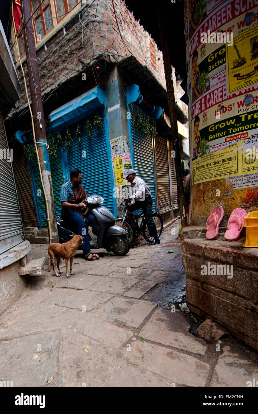 The narrow alleys of old Varanasi's old town Stock Photo - Alamy