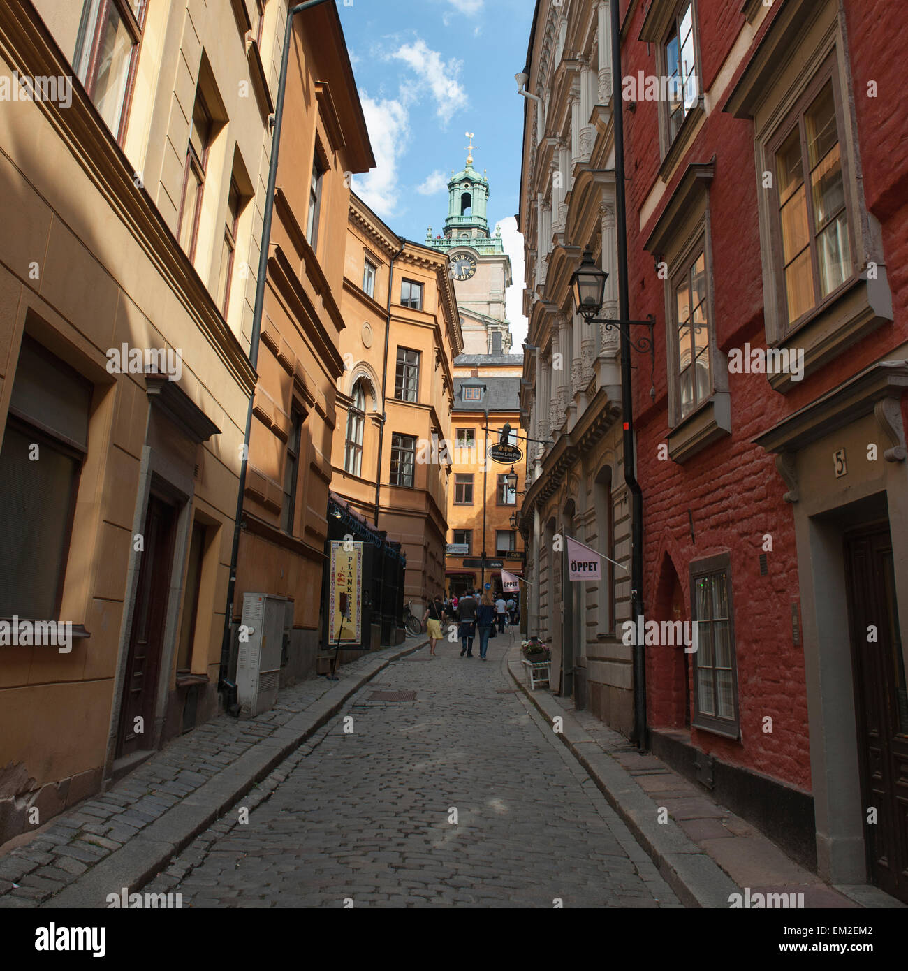 Small alley way between the streets hi-res stock photography and images ...