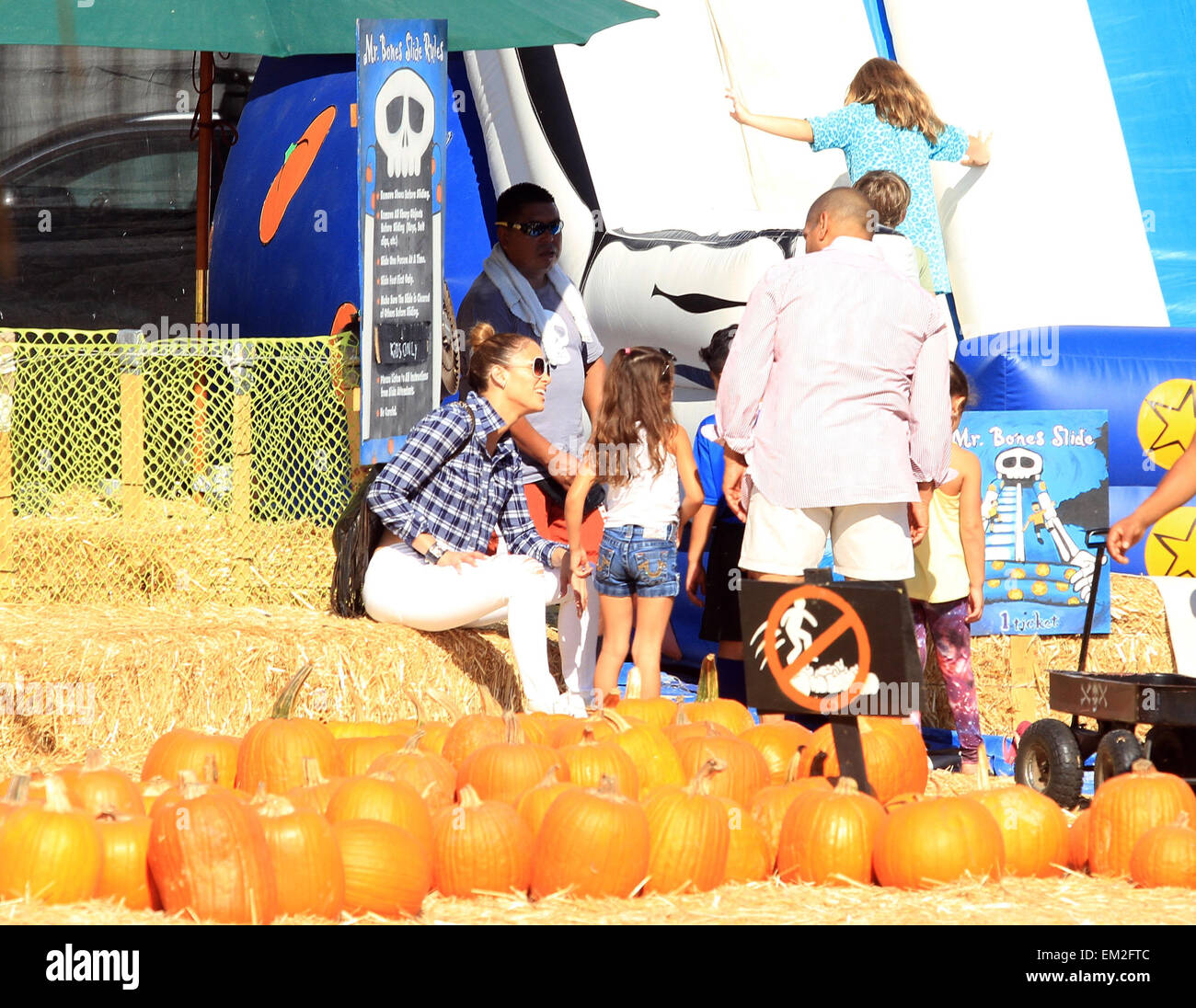 Jennifer Lopez visits Mr. Bones Pumpkin Patch with her children ...