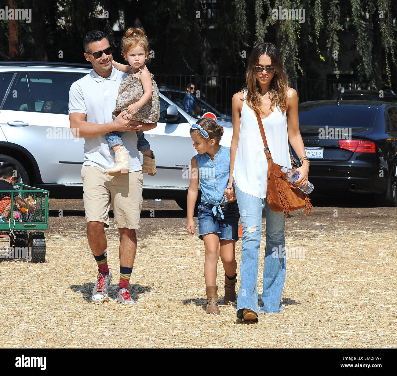 Jessica Alba and Cash Warren take their daughters Honor and Haven to Mr ...