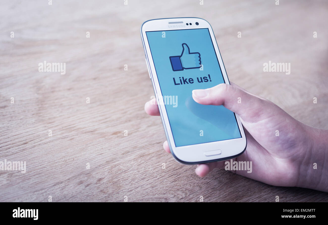 Facebook logo phone hi-res stock photography and images - Alamy
