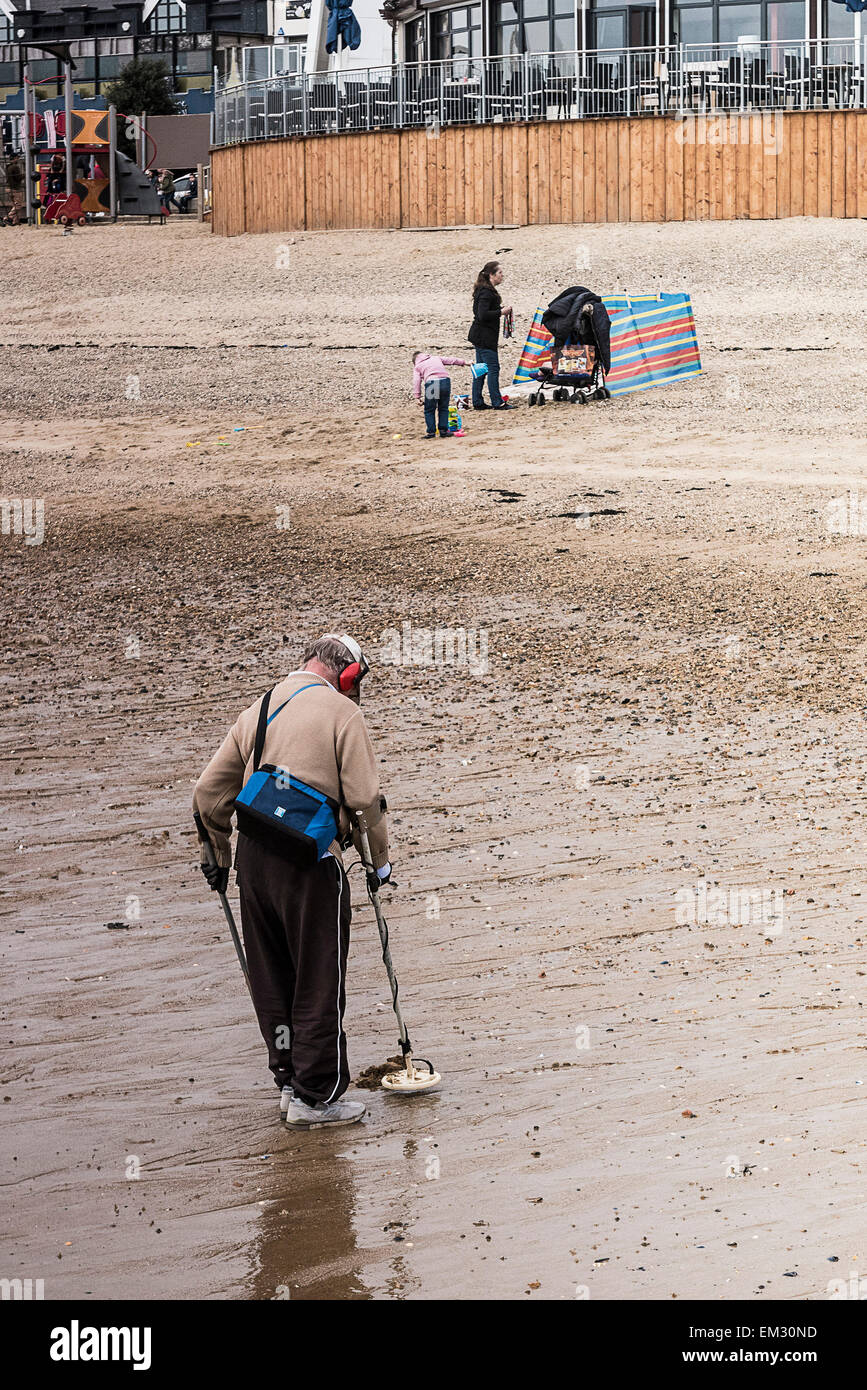 Metal detectorist beach hi-res stock photography and images - Alamy