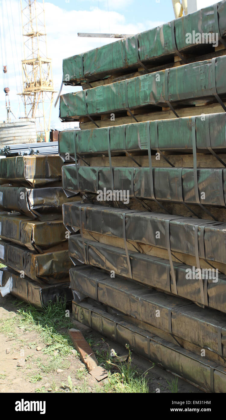 warehouse for shipping, handling and storage of sheet metal in packs ...