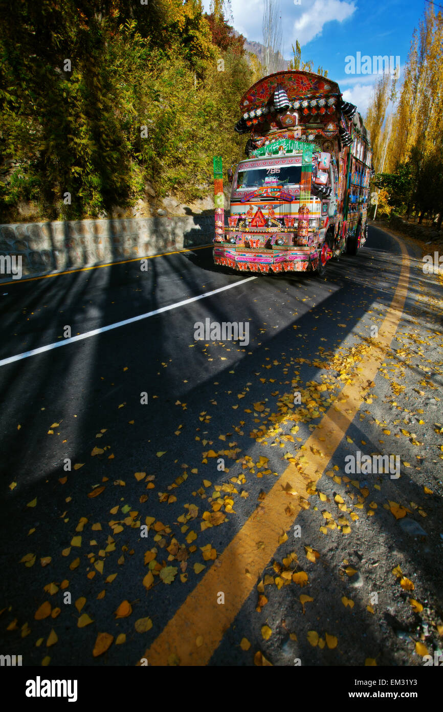 Beautiful pakistani trucks hi-res stock photography and images - Alamy