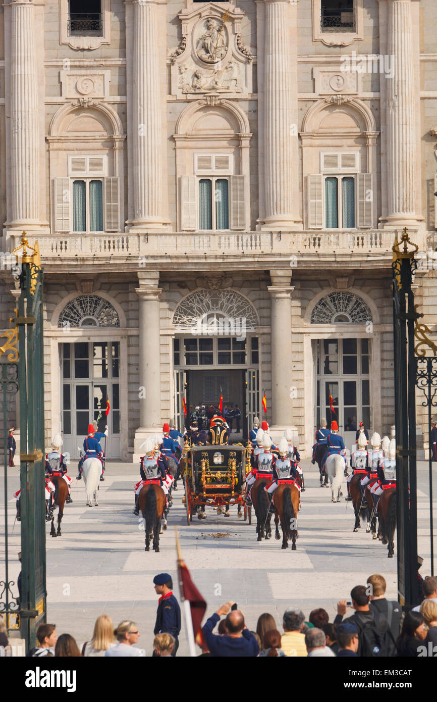 Horse drawn carriage with royal guards hi-res stock photography and ...