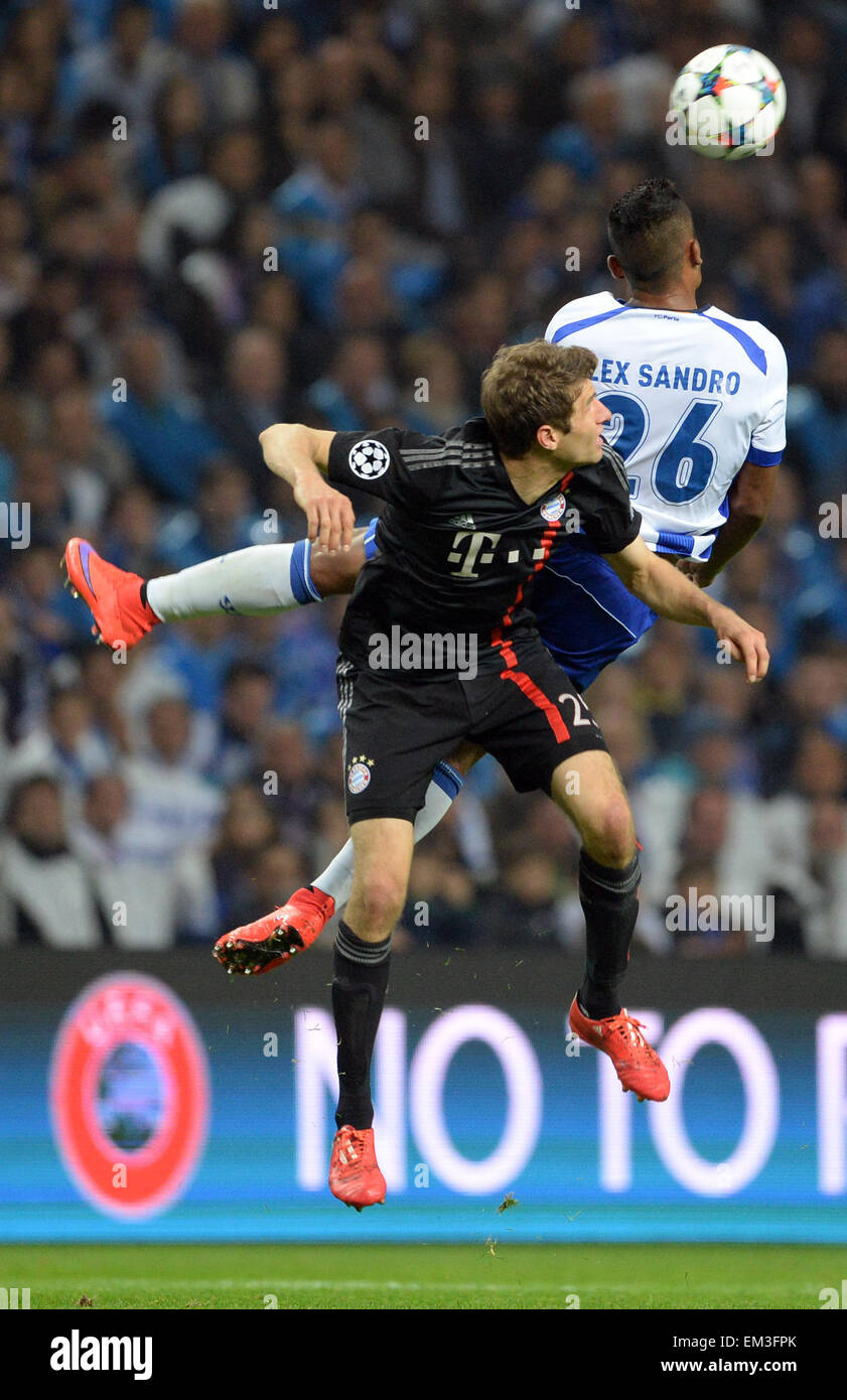 dpatopbilder Munich's Thomas Mueller (L) vies for the ball with Porto's ...