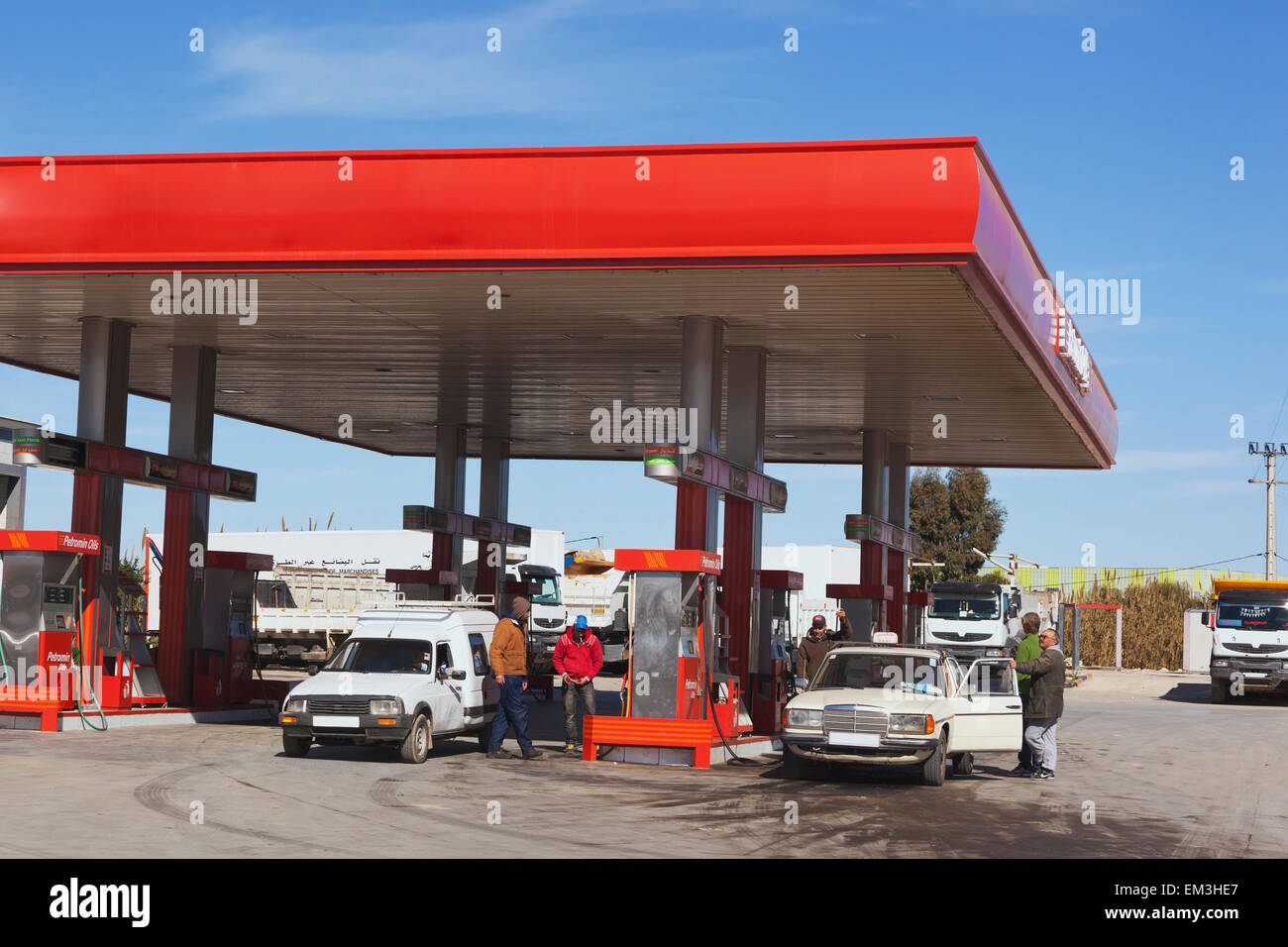 Car parked gas station hi-res stock photography and images - Alamy