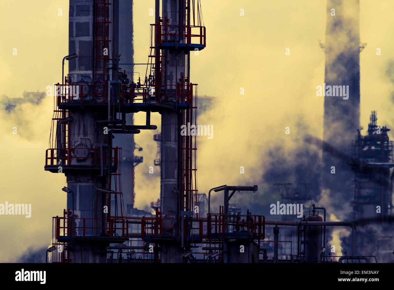 Refinery installation hi-res stock photography and images - Alamy
