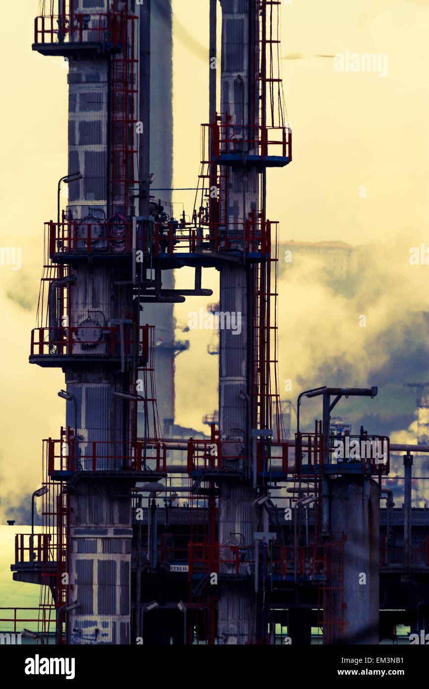 Refinery installation hi-res stock photography and images - Alamy
