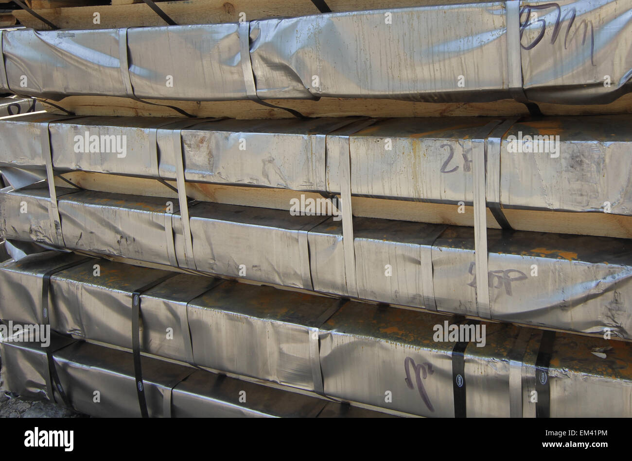 warehouse for shipping, handling and storage of sheet metal in packs ...