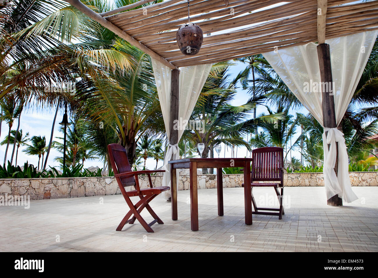 Canopy table hi-res stock photography and images - Alamy