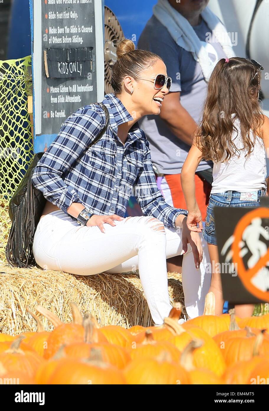 Jennifer Lopez visits Mr. Bones Pumpkin Patch with her two children ...