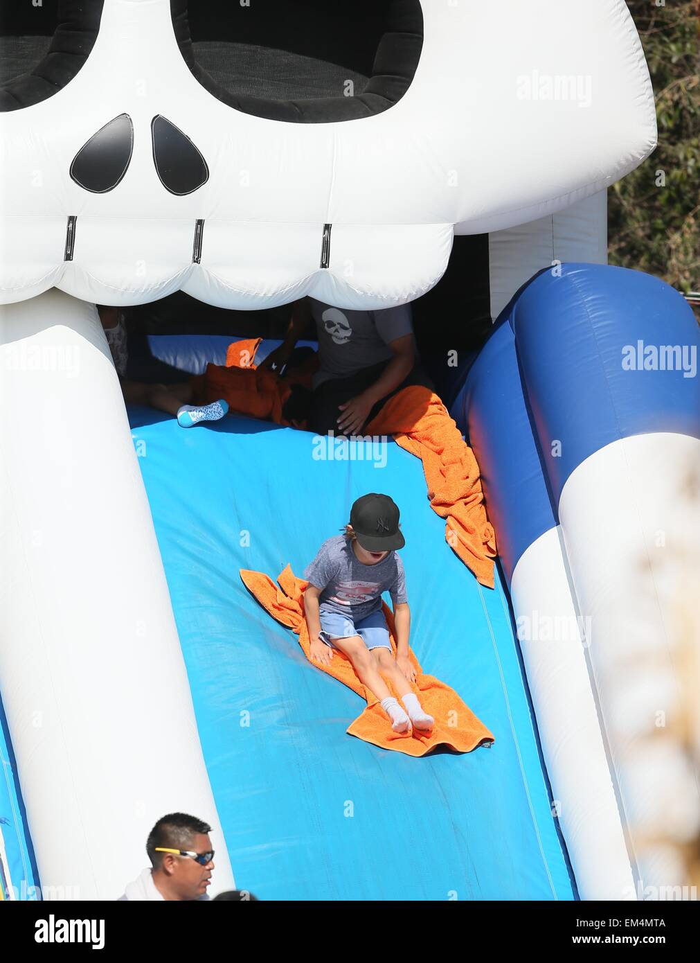 Jennifer Lopez visits Mr. Bones Pumpkin Patch with her two children ...