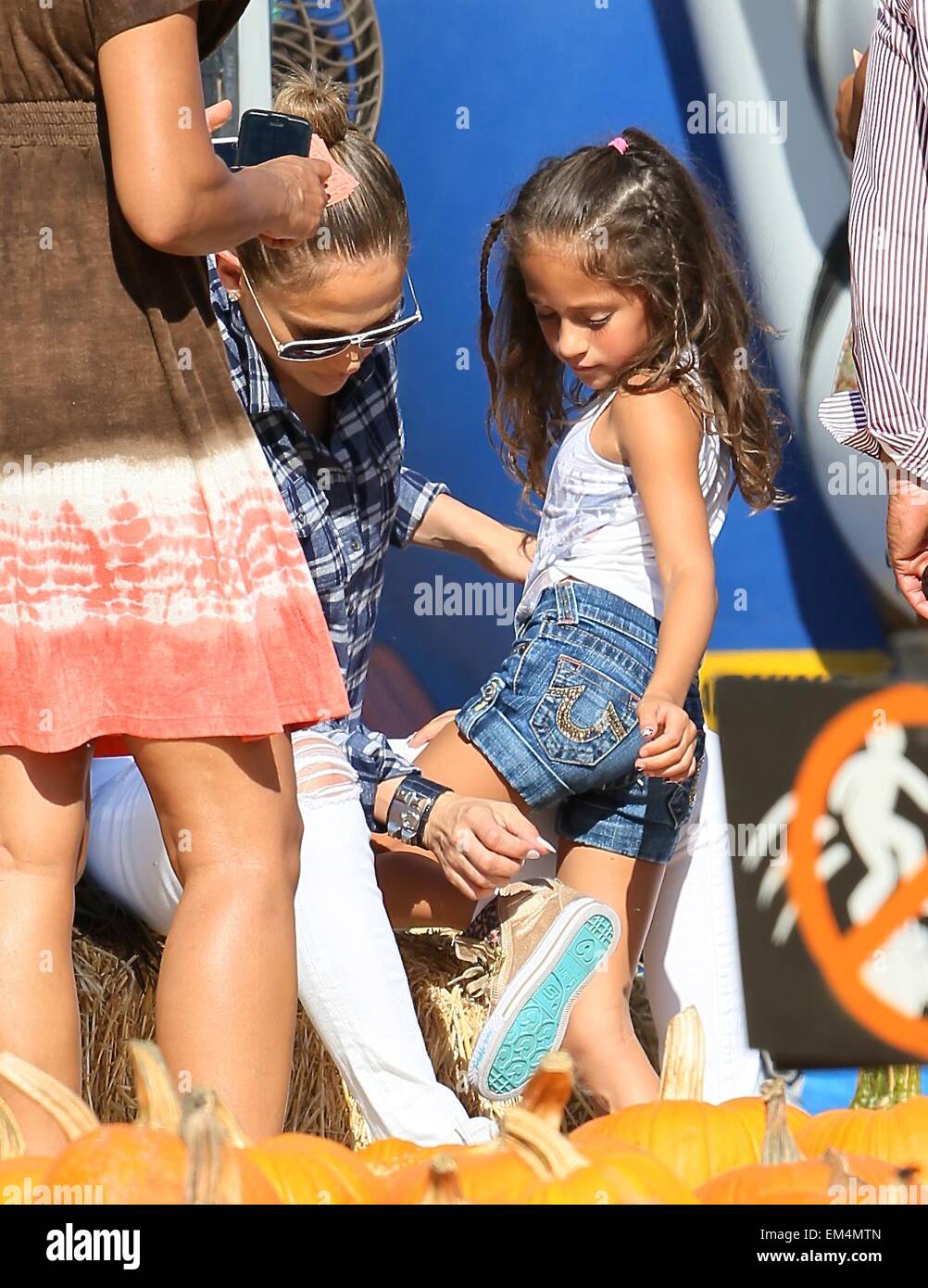 Jennifer Lopez visits Mr. Bones Pumpkin Patch with her two children ...
