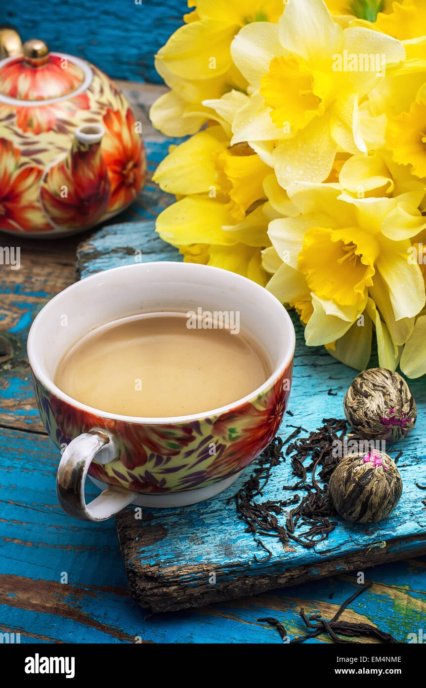 Cup of tea and a bunch of fresh daffodils Stock Photo - Alamy