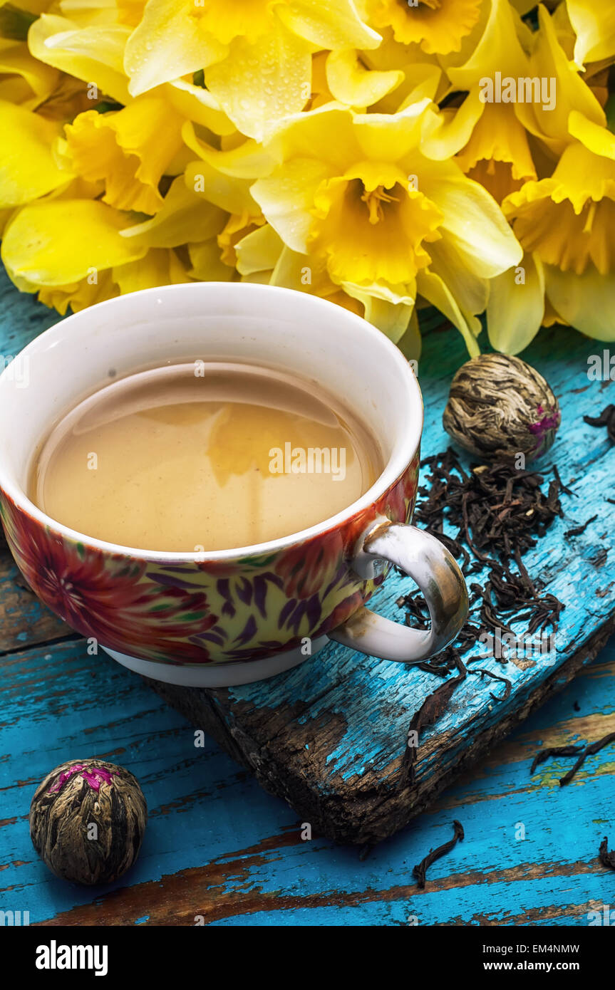 Cup of tea and a bunch of fresh daffodils Stock Photo - Alamy