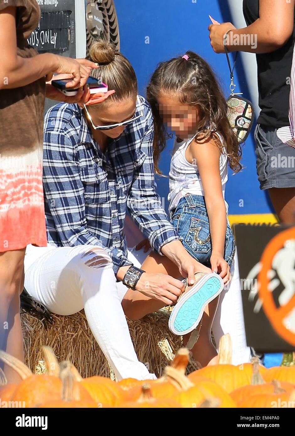 Jennifer Lopez visits Mr. Bones Pumpkin Patch with her two children ...