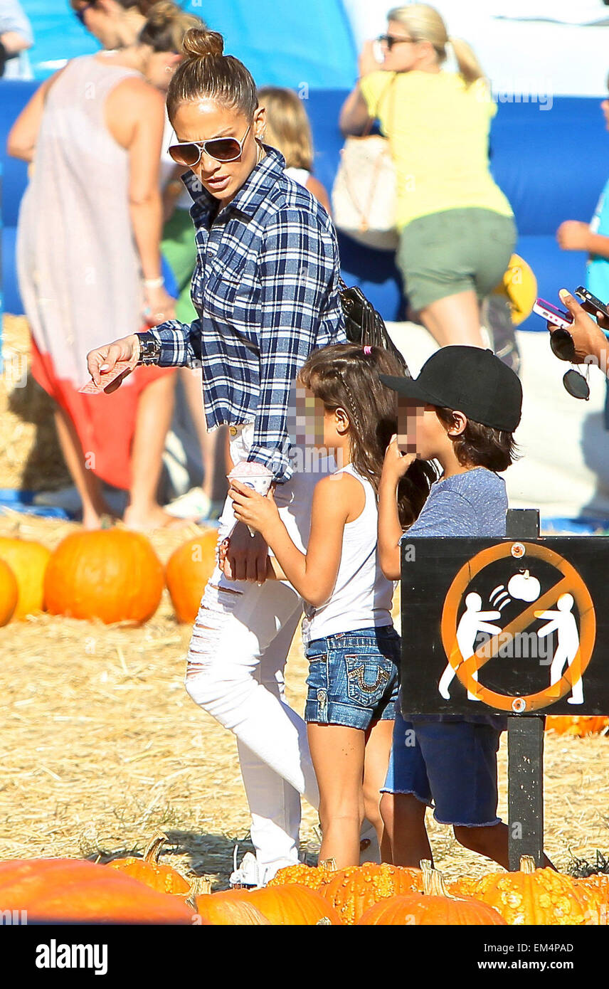 Jennifer Lopez visits Mr. Bones Pumpkin Patch with her two children ...