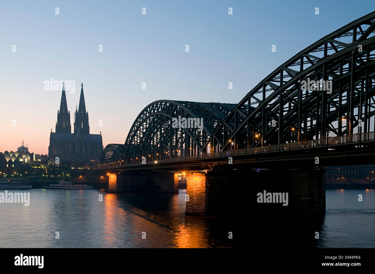 Cologne Dome, Hohenzollern Bridge at night, Northrhine-Westfalia ...