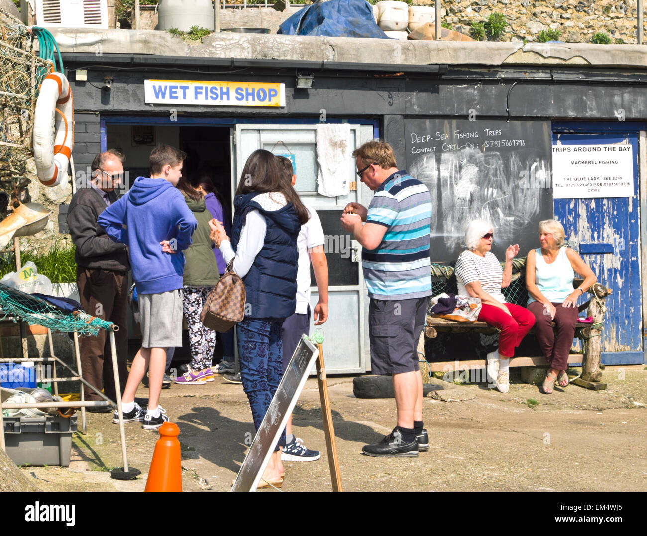 Wet fish shop hi-res stock photography and images - Alamy