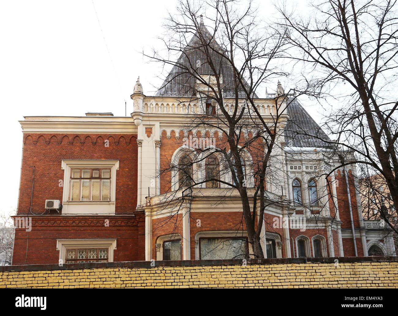Old house in downtown Moscow photographed close up Stock Photo - Alamy