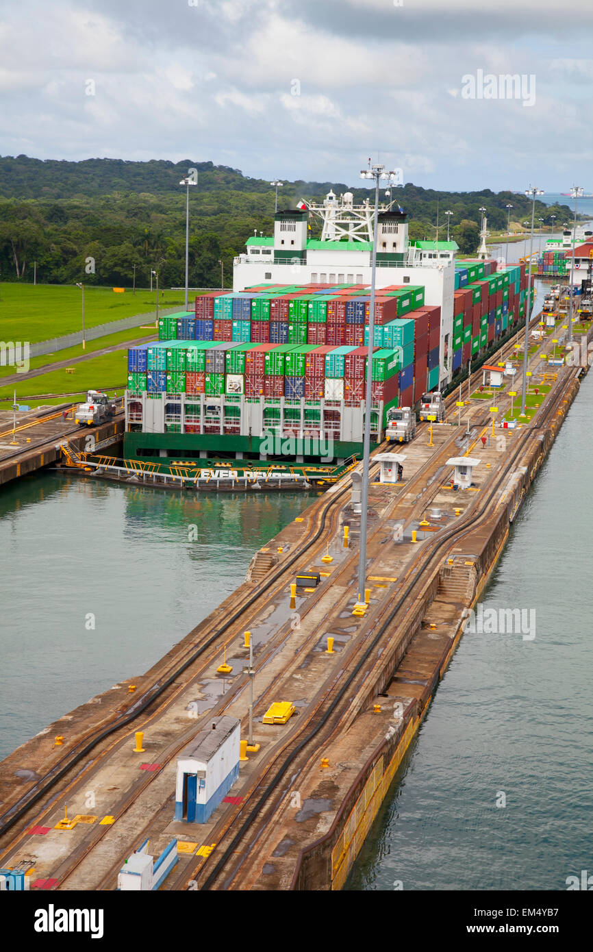 Panama, Panama Canal, Cargo Ship in Gatun Locks Stock Photo - Alamy