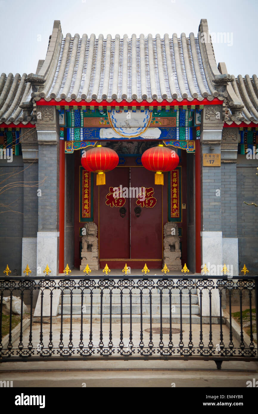 China, Front view of Chinese doorway with lanterns Stock Photo - Alamy