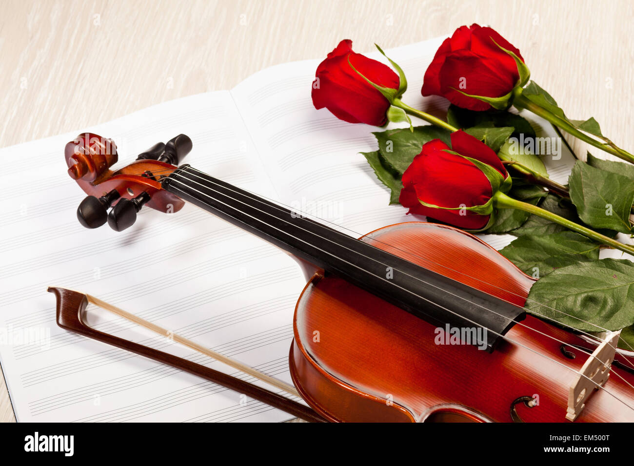 Red roses and a violin Stock Photo - Alamy