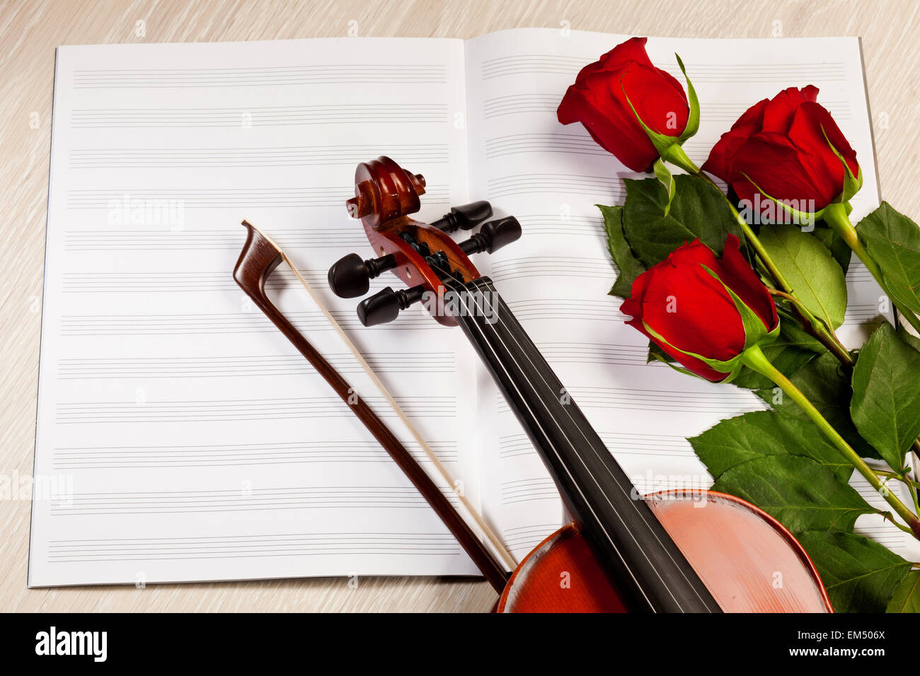 Red roses and a violin Stock Photo - Alamy