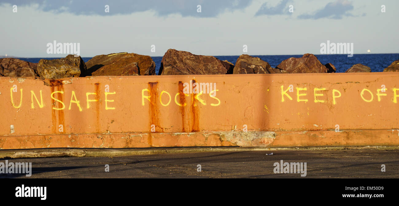 Keep off rocks warning sign hi-res stock photography and images - Alamy