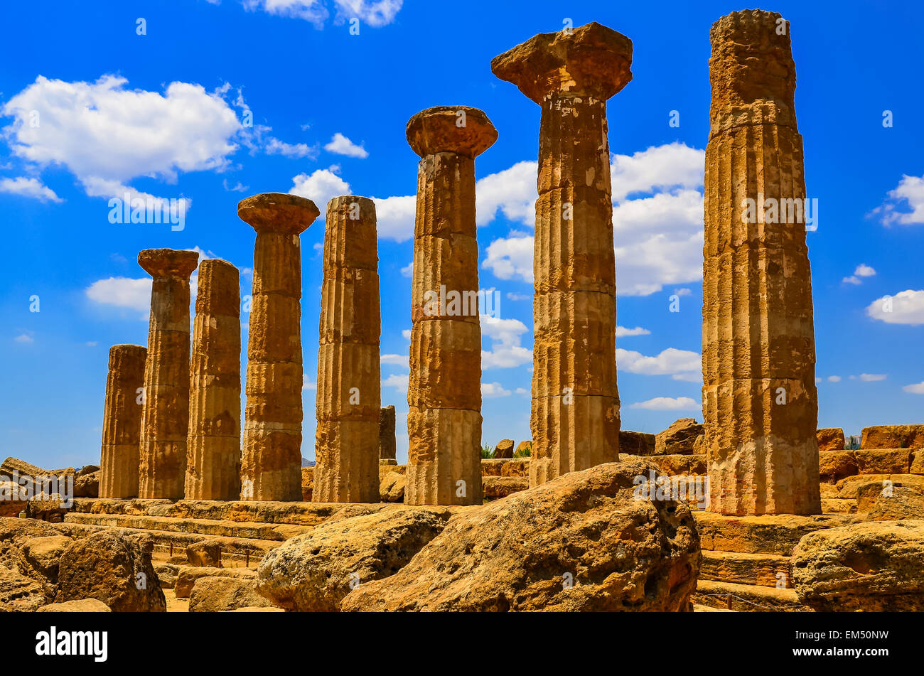 Roman doric stone columns hi-res stock photography and images - Alamy