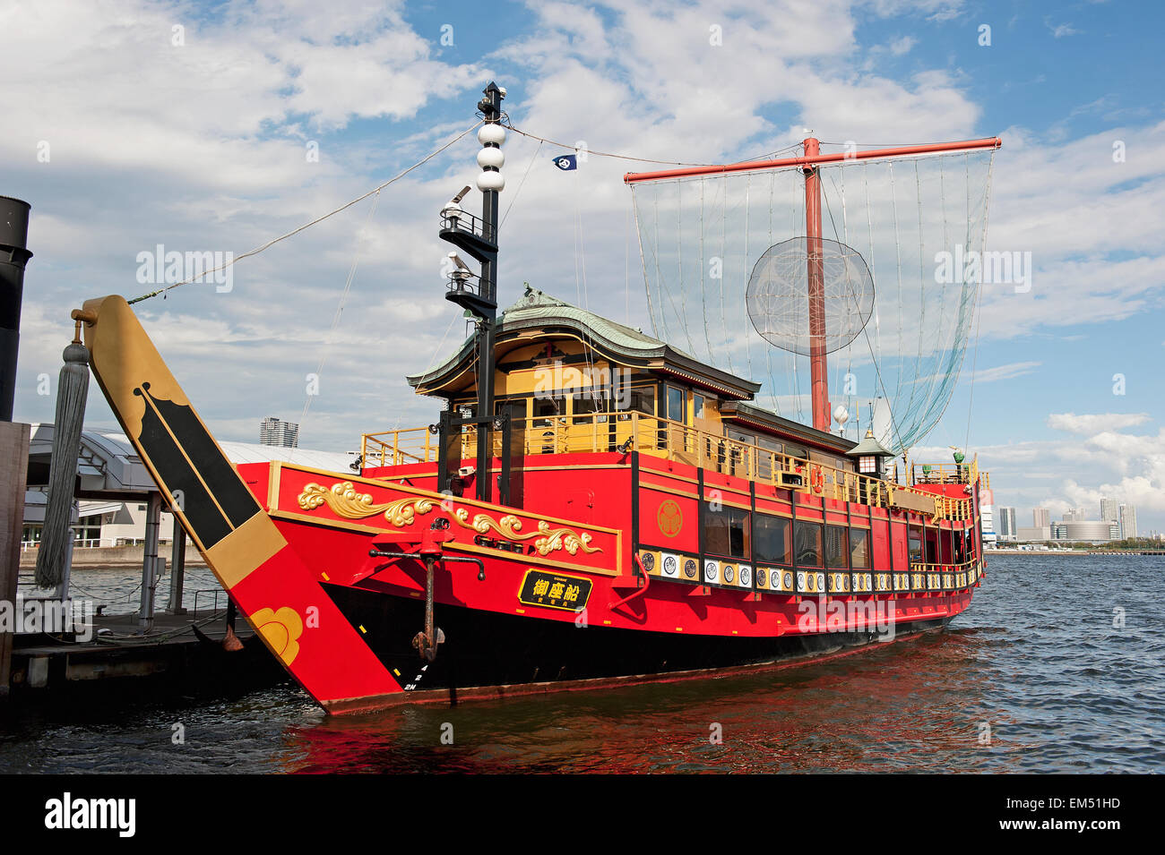 Gold ship hi-res stock photography and images - Alamy