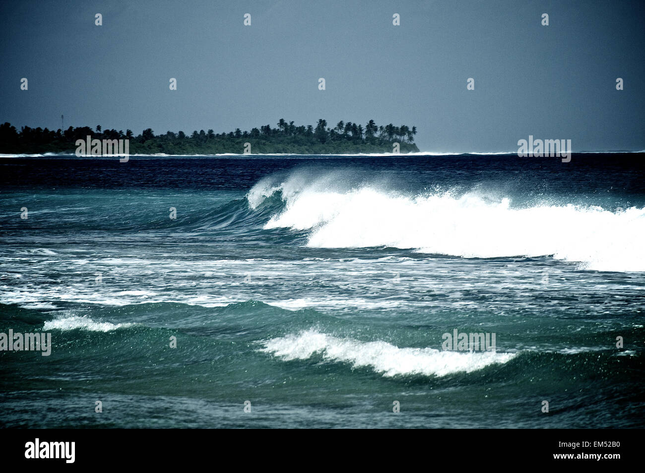 High contrast wave breaking hi-res stock photography and images - Alamy