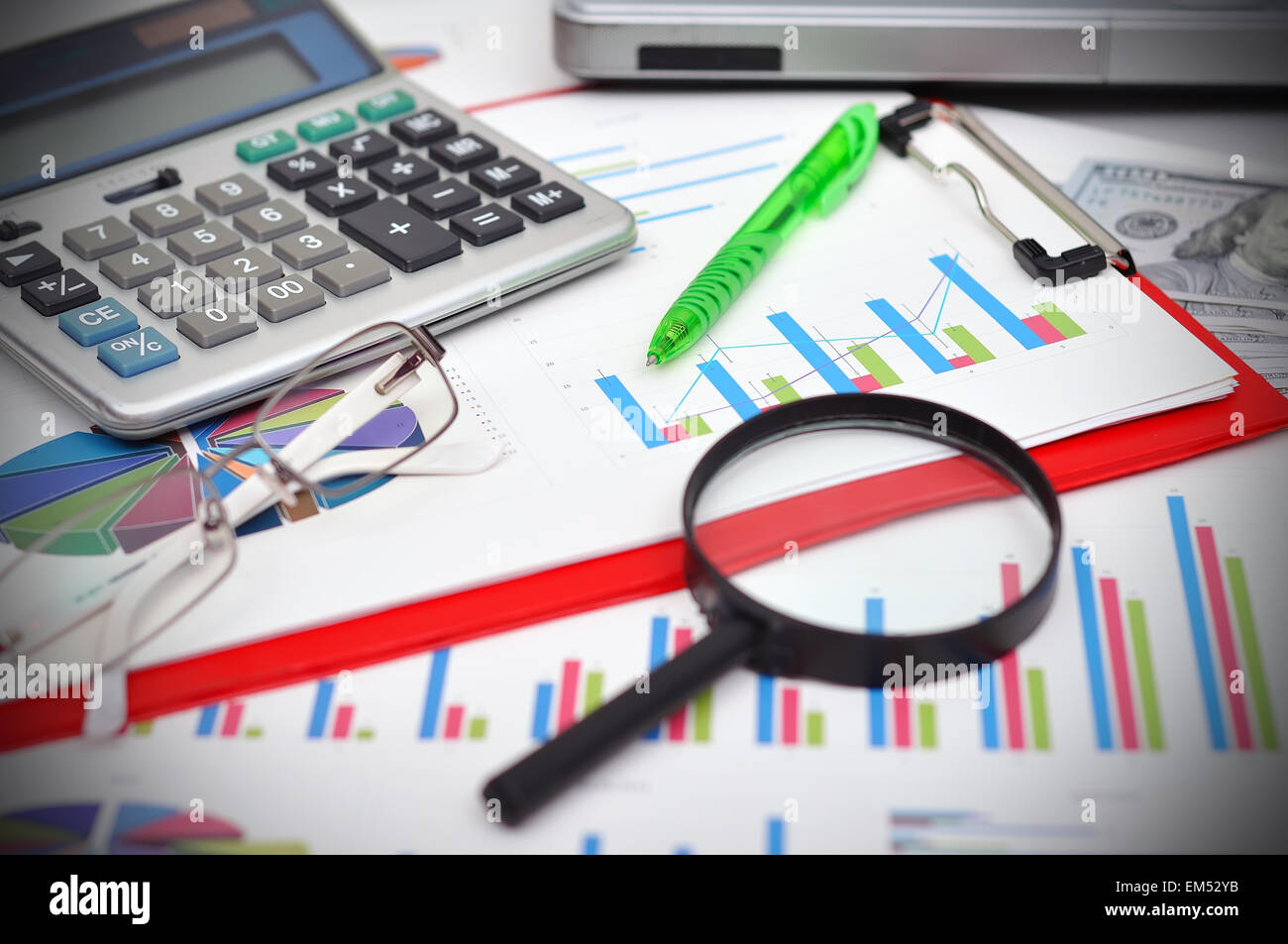 Clipboard financial report charts hi-res stock photography and images ...