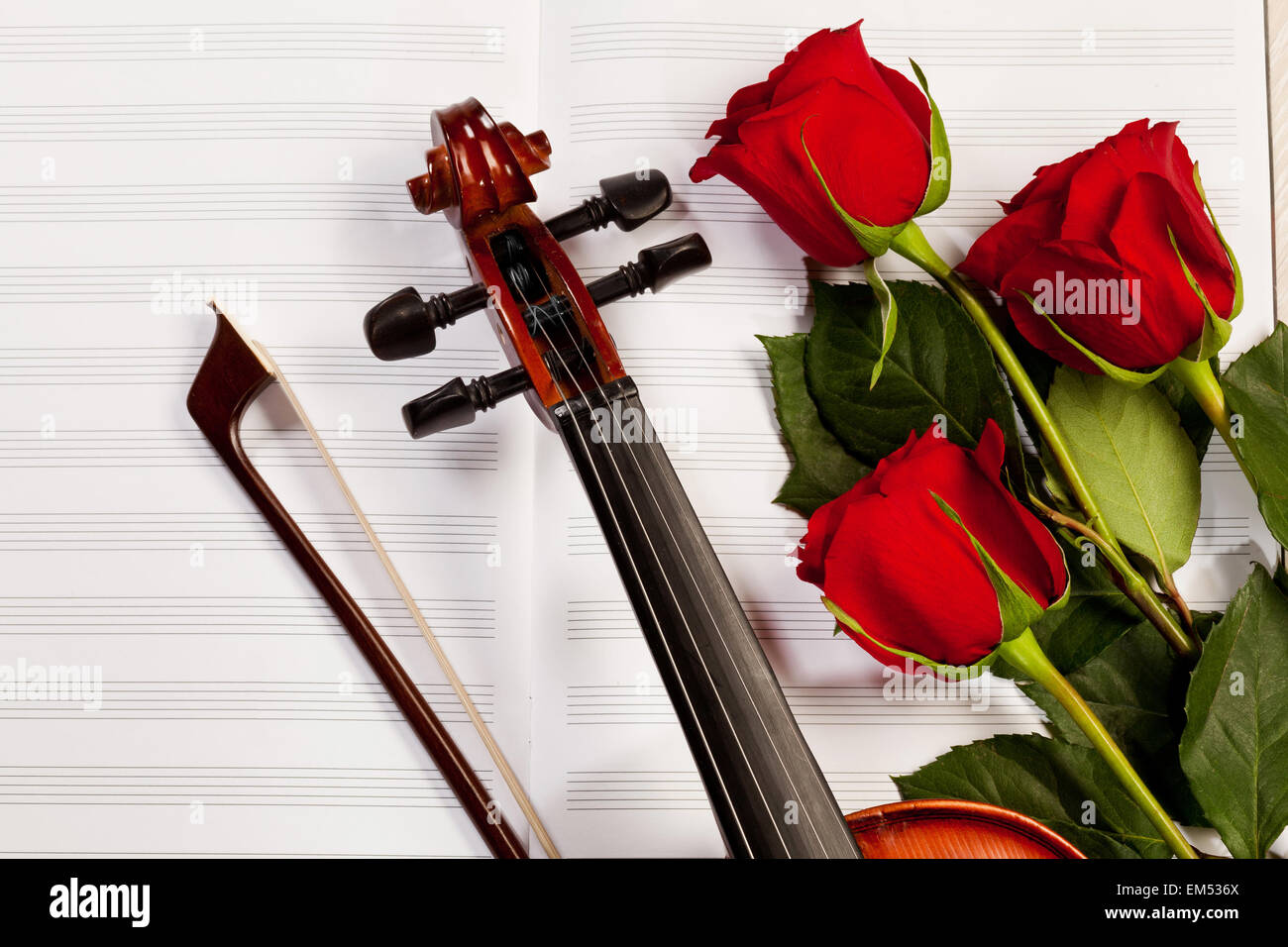 Red roses and a violin Stock Photo - Alamy