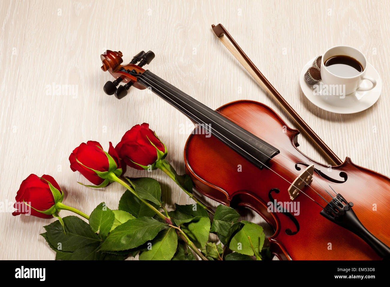 Red roses and a violin Stock Photo - Alamy