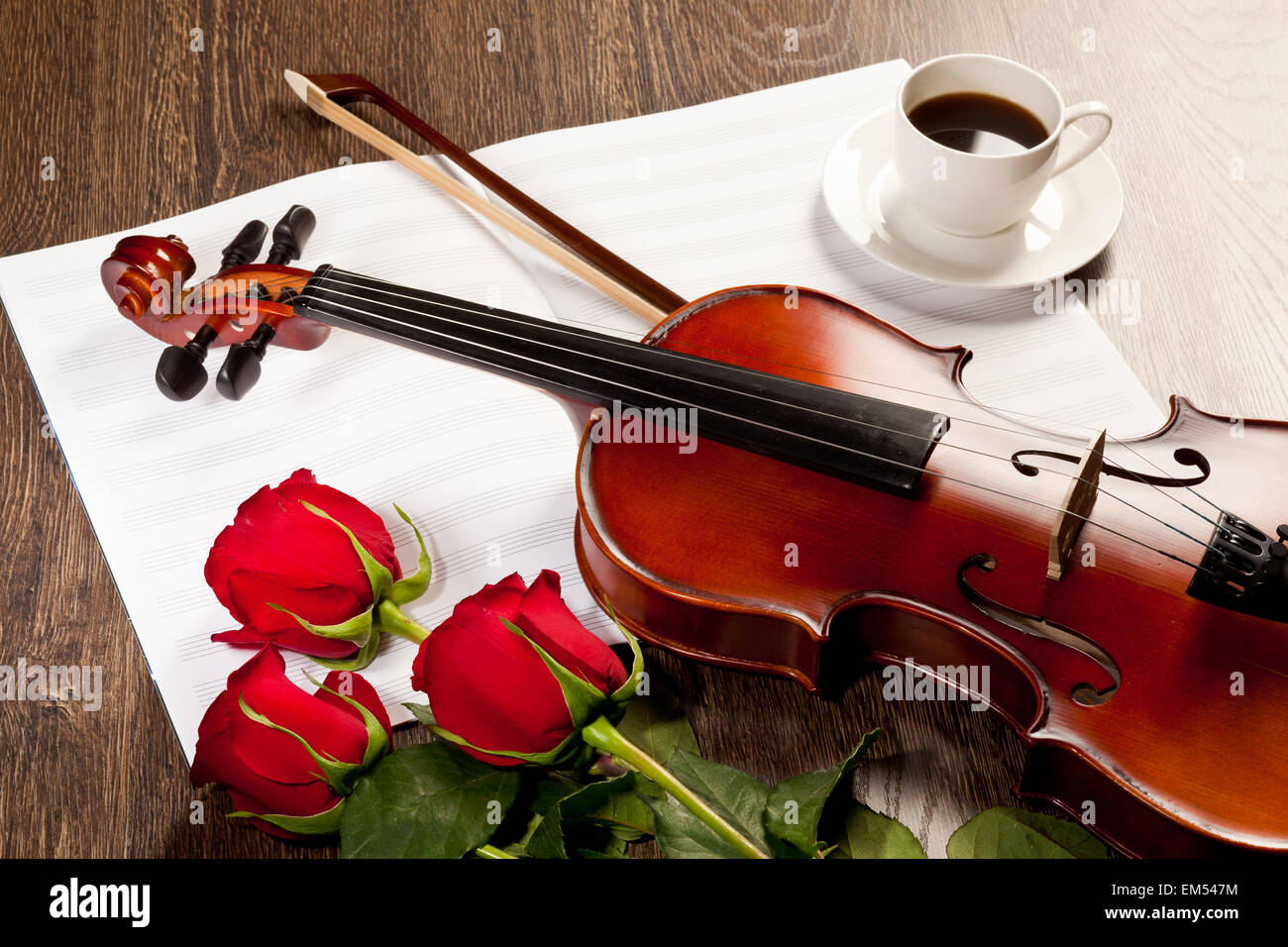 Red roses and a violin Stock Photo - Alamy