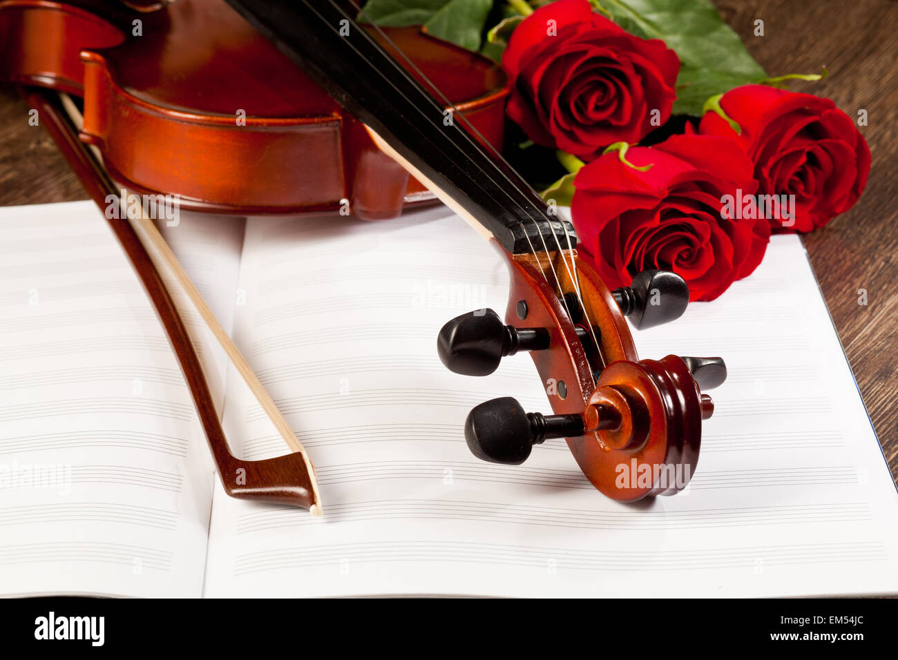Red roses and a violin Stock Photo - Alamy