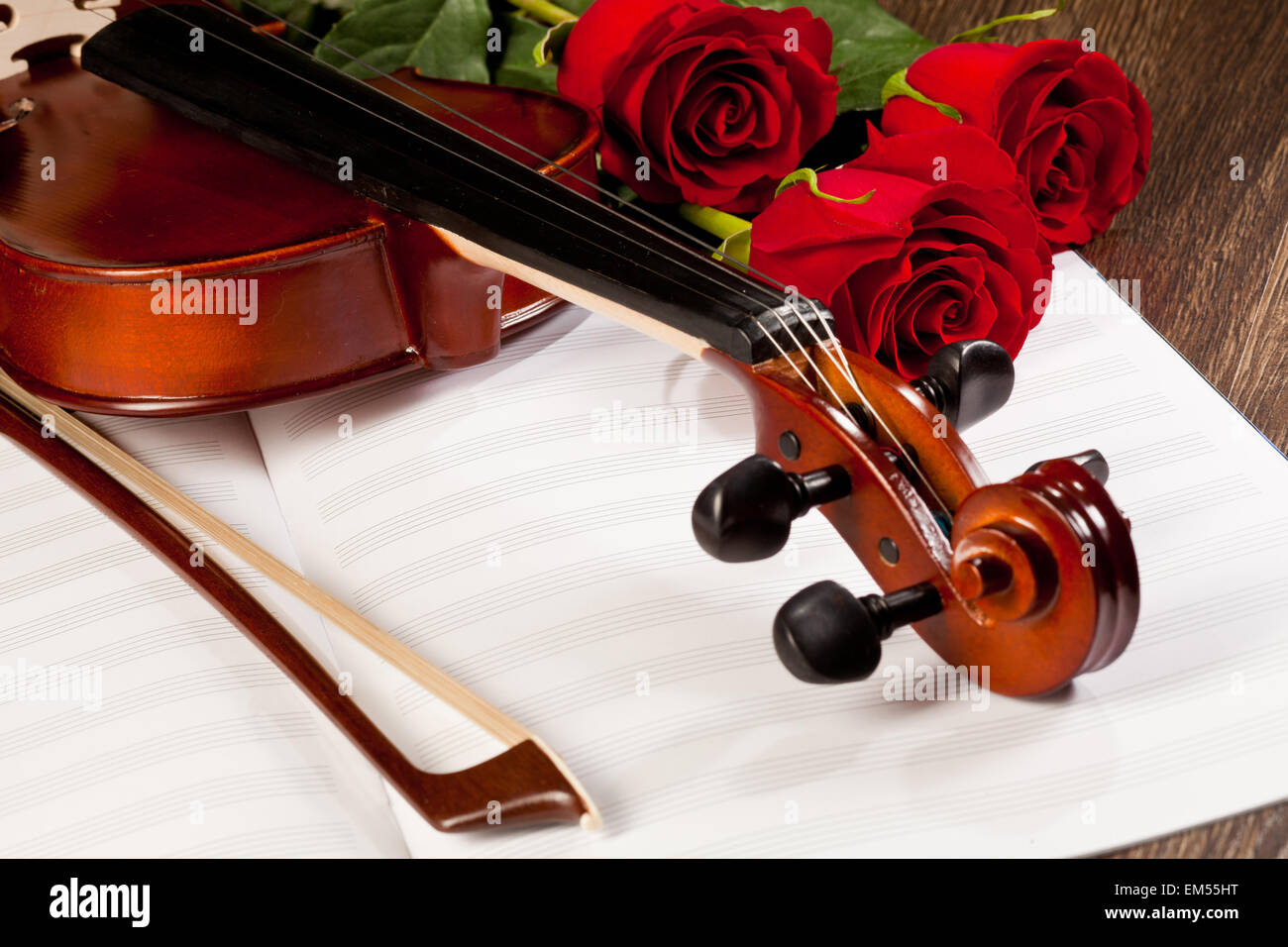 Red roses and a violin Stock Photo - Alamy