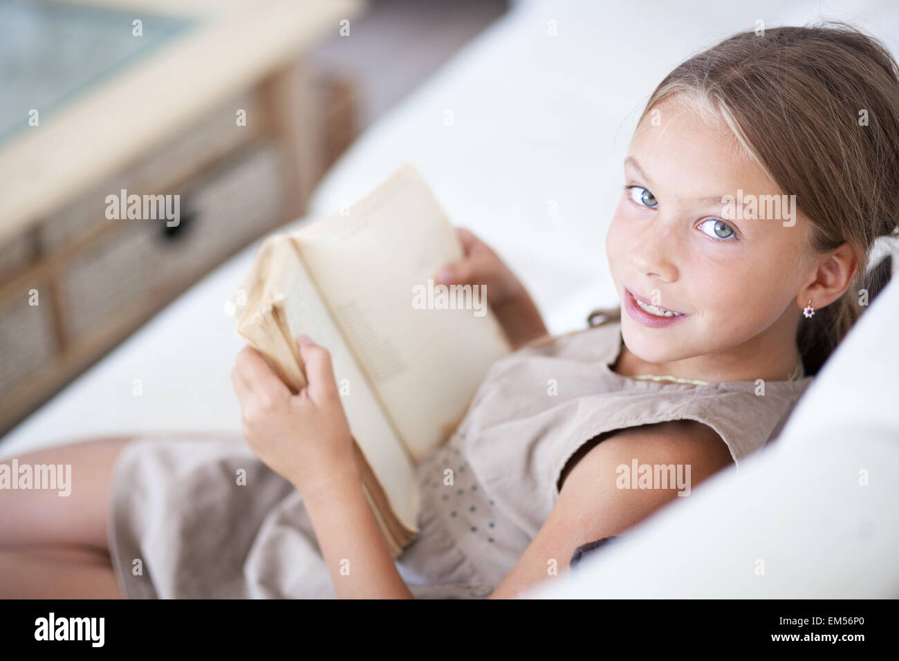 Child reading book Stock Photo - Alamy