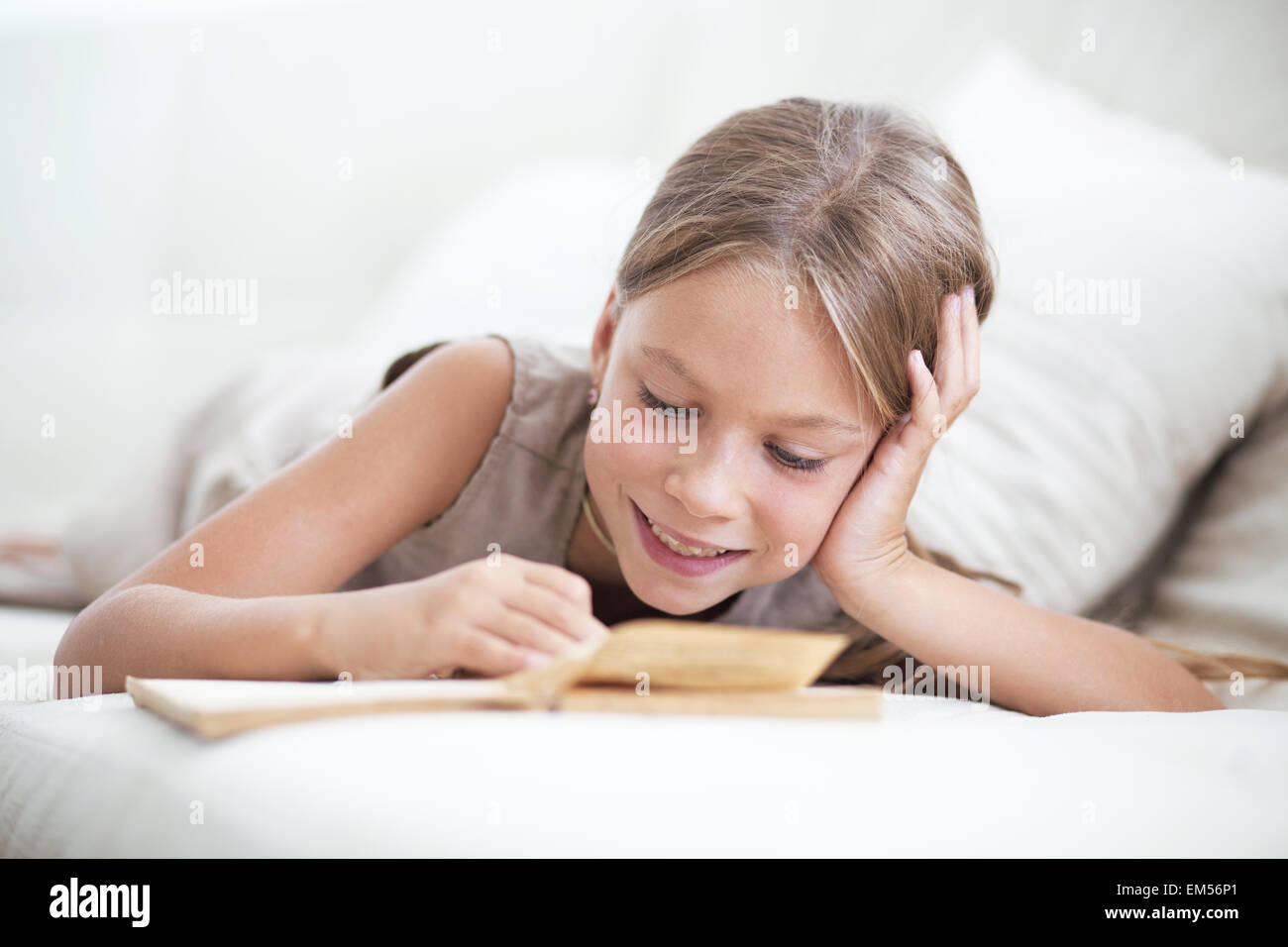 Child reading book Stock Photo - Alamy