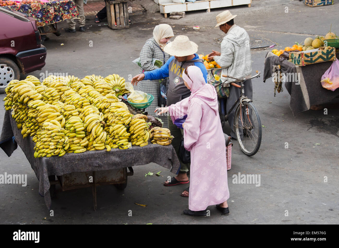 Morocco, Marrakech, Medina, Customers buying bananas Stock Photo - Alamy