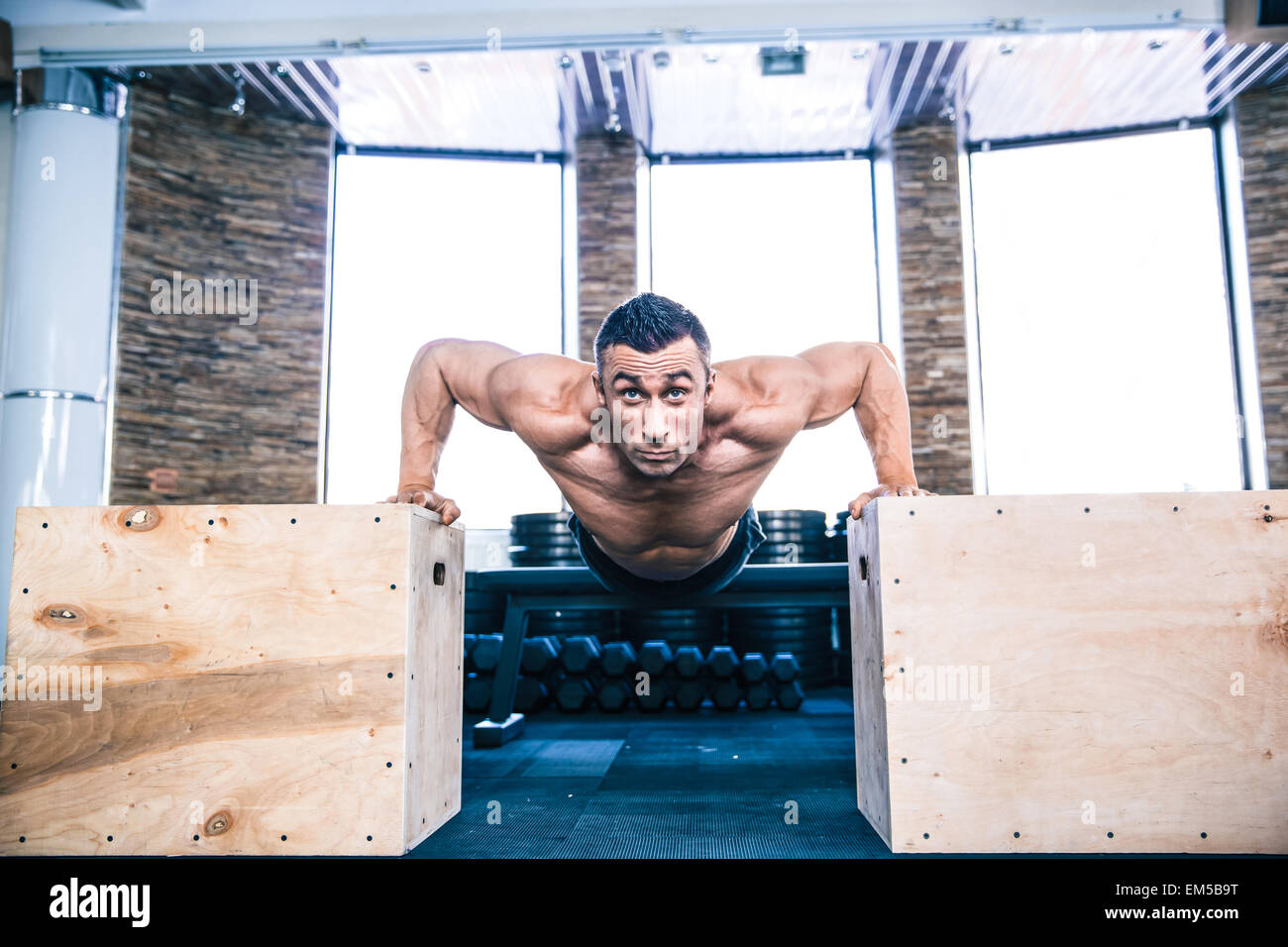 Man push ups bench hi-res stock photography and images - Alamy