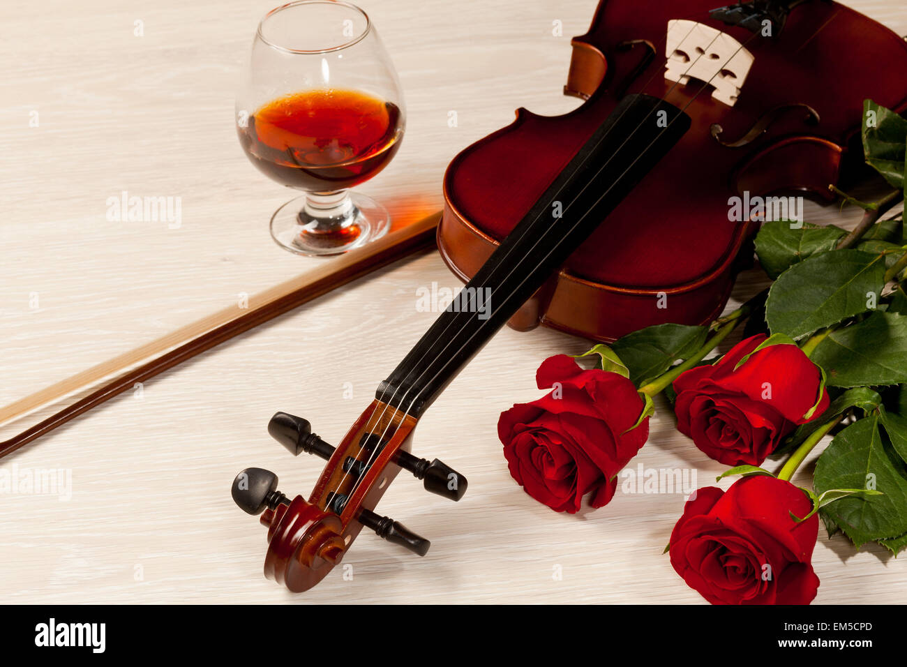 Red roses and a violin Stock Photo - Alamy