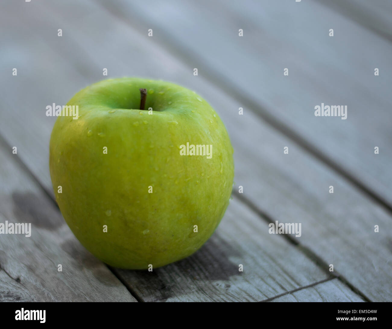 Wet green apple hi-res stock photography and images - Alamy