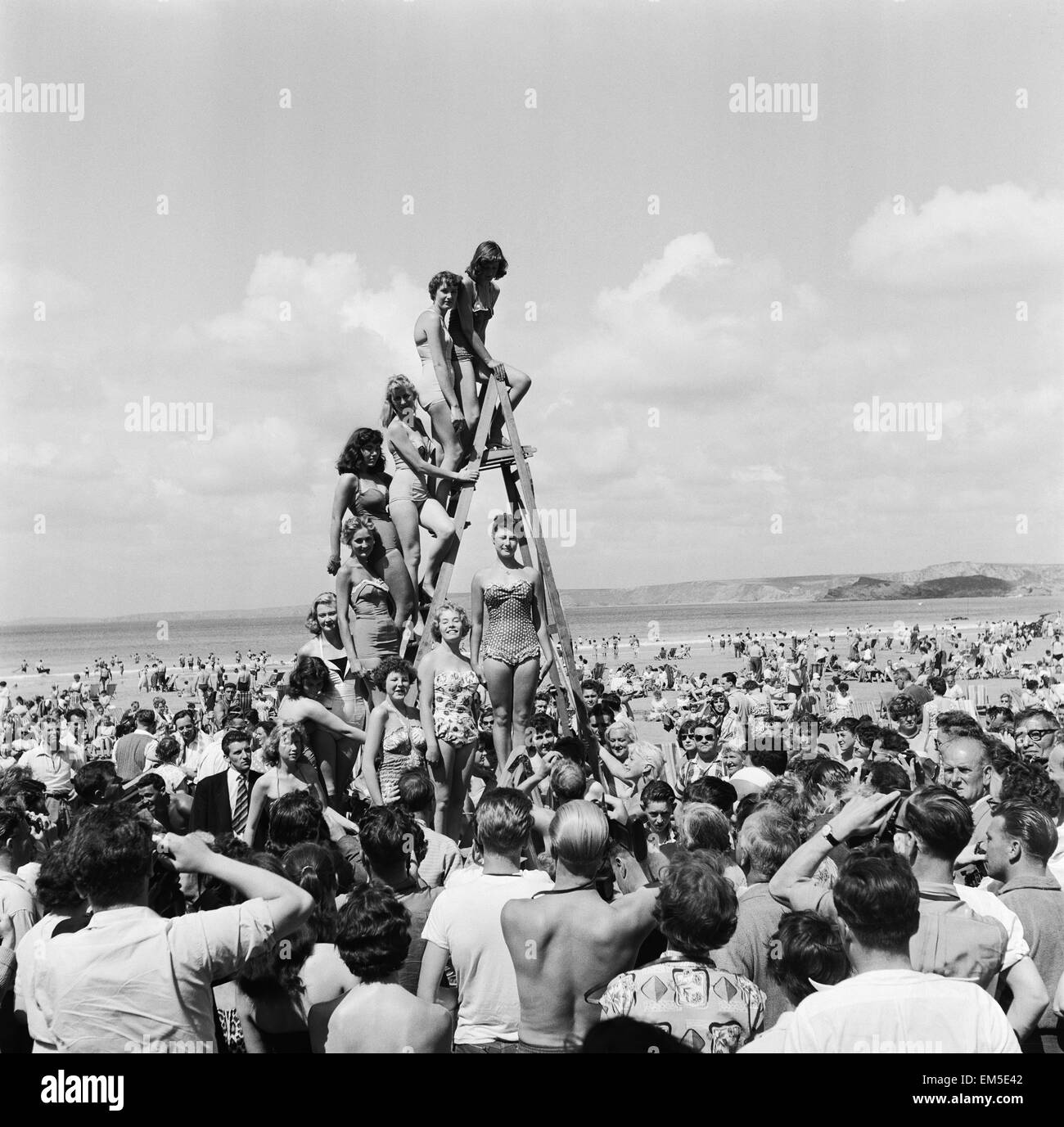 Sunday Pictorial Pictorial Beach Contest. Weston-Super-Mare. Human ...