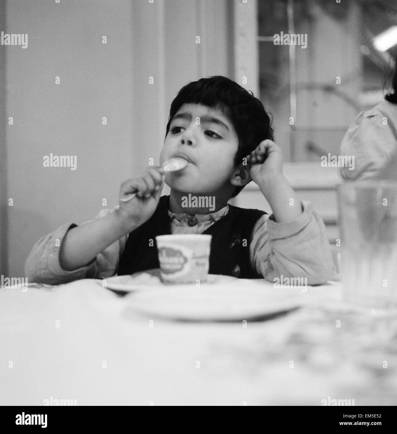 1950s children eating hi-res stock photography and images - Alamy