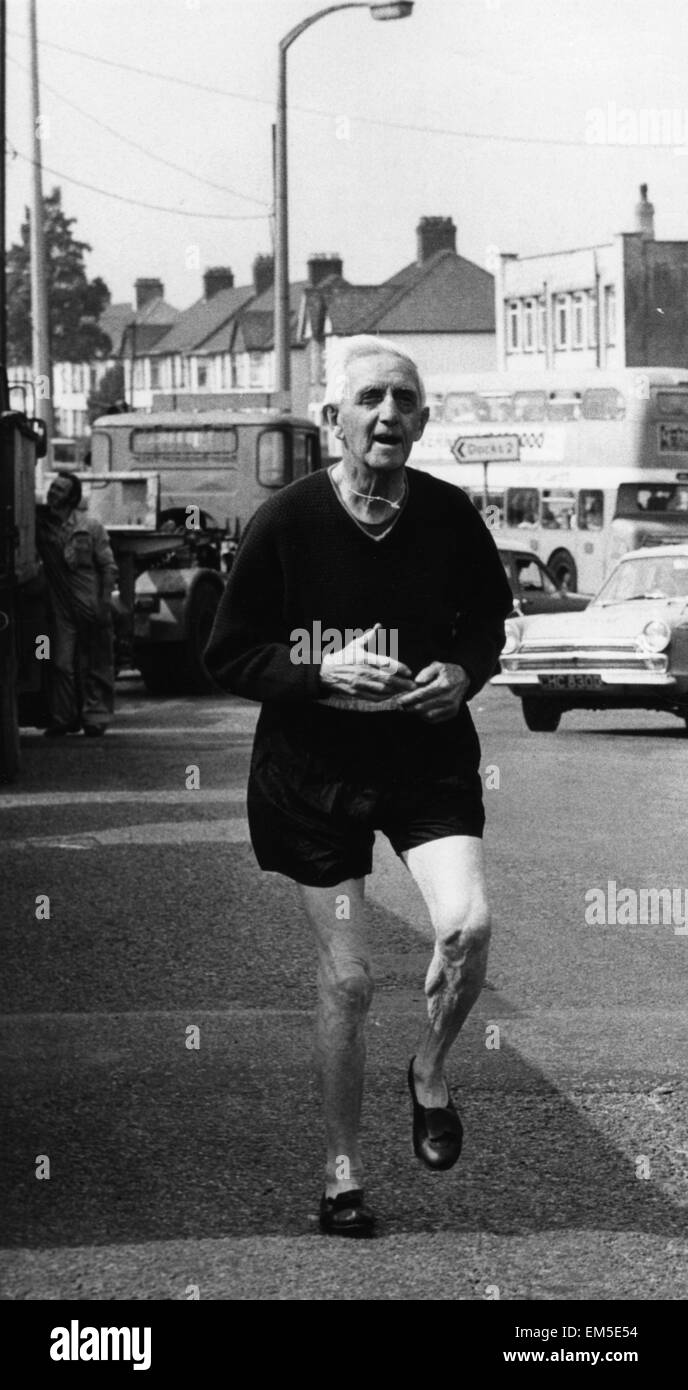 Pensioner Pat Barry, 76, training for the Powderhall Sprint. 15th ...