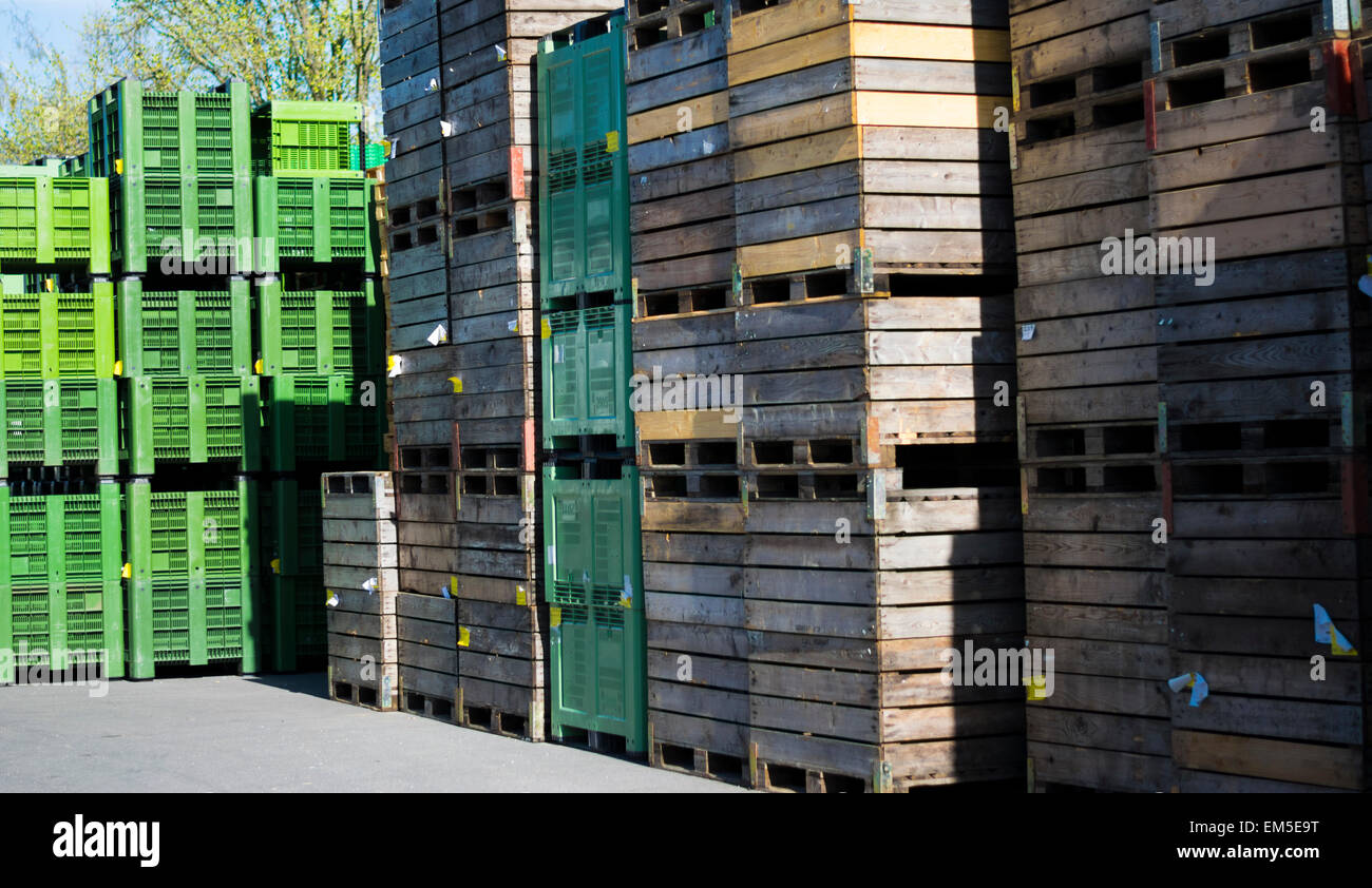 Shipping Crates Stock Photos & Shipping Crates Stock Images - Alamy